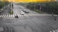 驾驶电动车时 交警教你如何正确左转