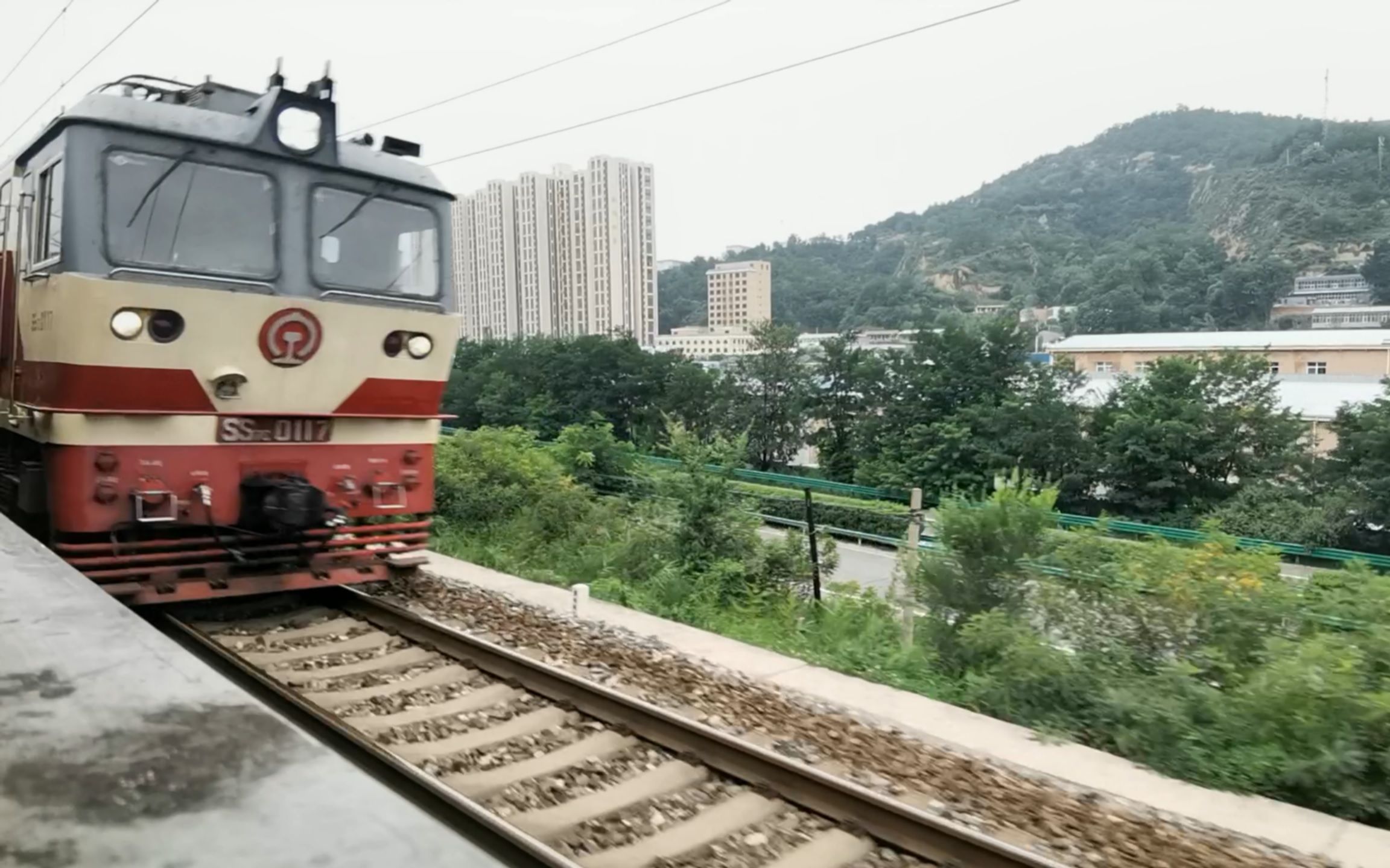【侧方展望】榆林——西安7005次列车行经包西铁路延安——甘泉北...
