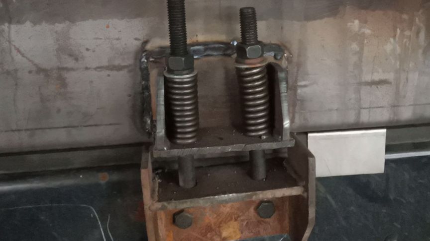 有没有高人指点一下这个连接座上的弹簧能起什么作用?