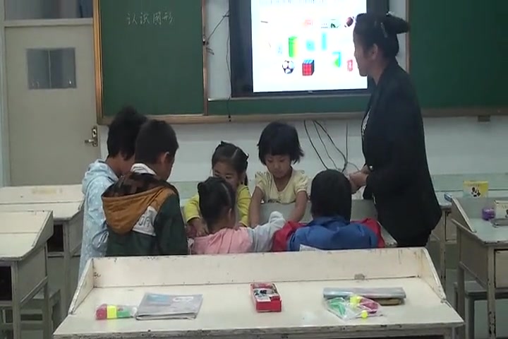 ...版小学数学一年级上册《认识图形(一)》-张老师优质课公开课教学视频