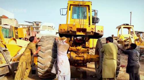 巴基斯坦师傅在漏天环境维修装载机制动系统全程