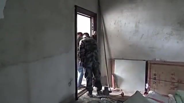 小陈跟老爸自己安装房门,其实也挺容易的,没要多久就装好了-