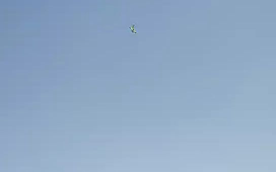 建筑群中的航模飞行表演