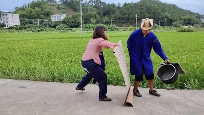 剧情演出街头乞讨赚钱布局,提醒大家谨防上当受骗