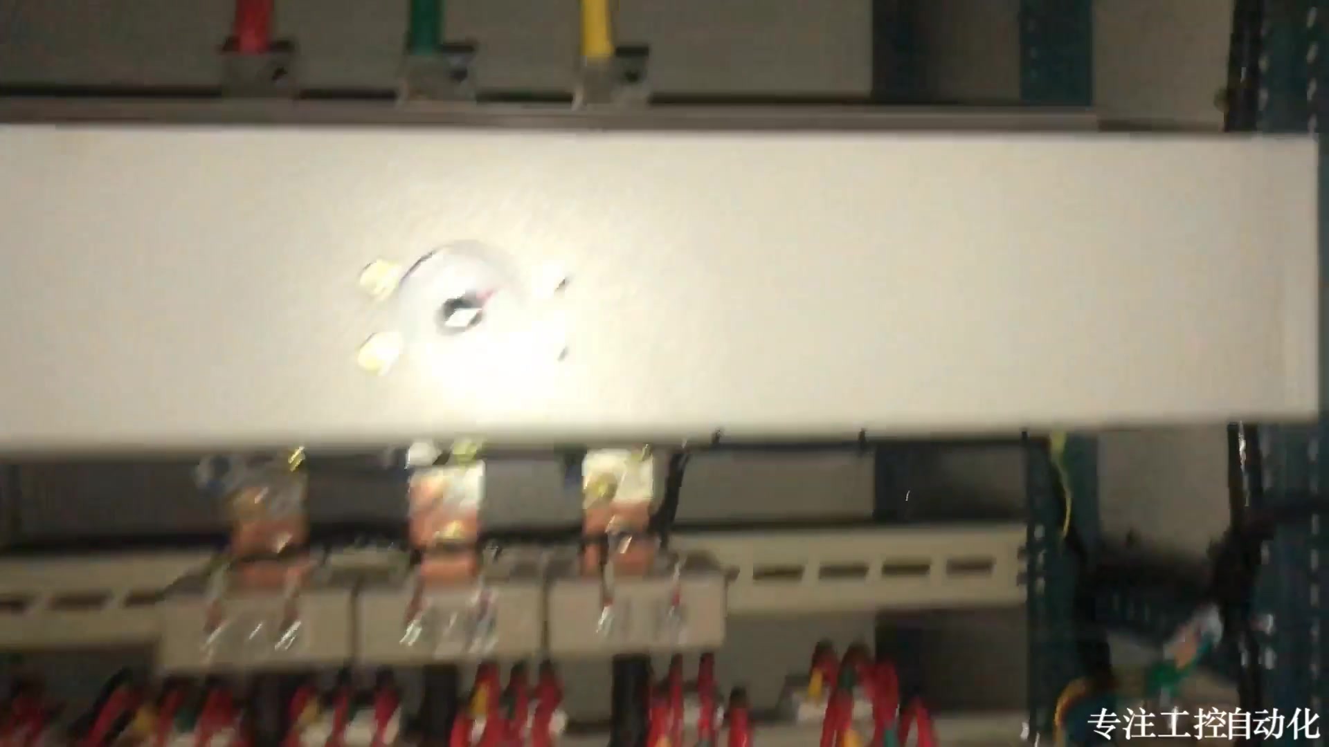 在更换无功补偿控制器时,要注意电流互感器接线,避免被高压电击