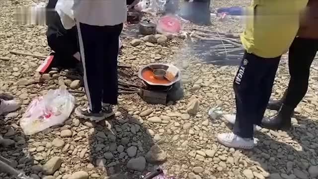 小学生春游做饭各显神通 孩子们的烹饪技能惊呆老师