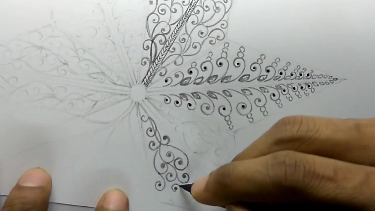 由艺术珠宝设计在纸上绘制花卉图案