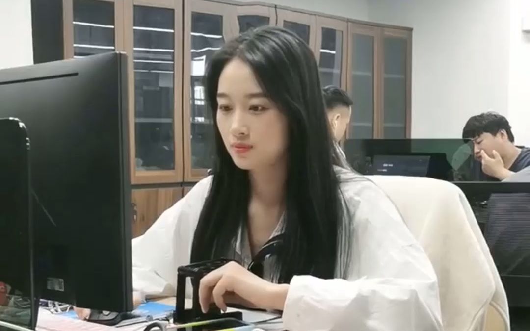 ...名字也好听,我挺喜欢的,特意写了个表白程序发给她,不知道能不能成功