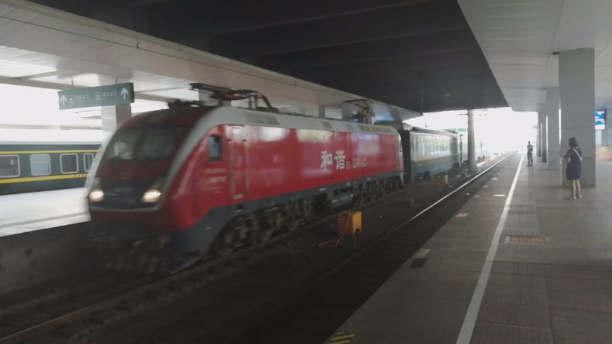 Z198次列车太原开往上海进站