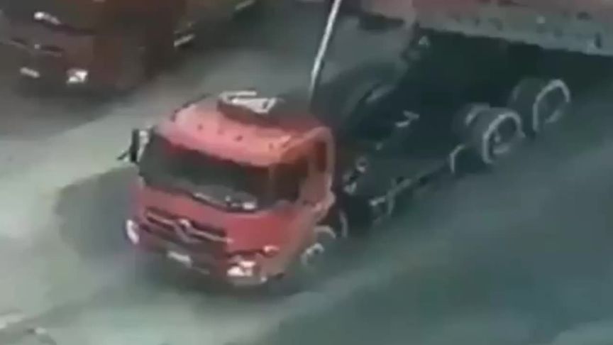 安全生产事故警示:货车卸货时液压缸失灵爆炸,把货卡玻璃震碎