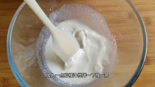 这个蛋糕看着不起眼,吃起来可太香了,搅一搅就能完成,真简单