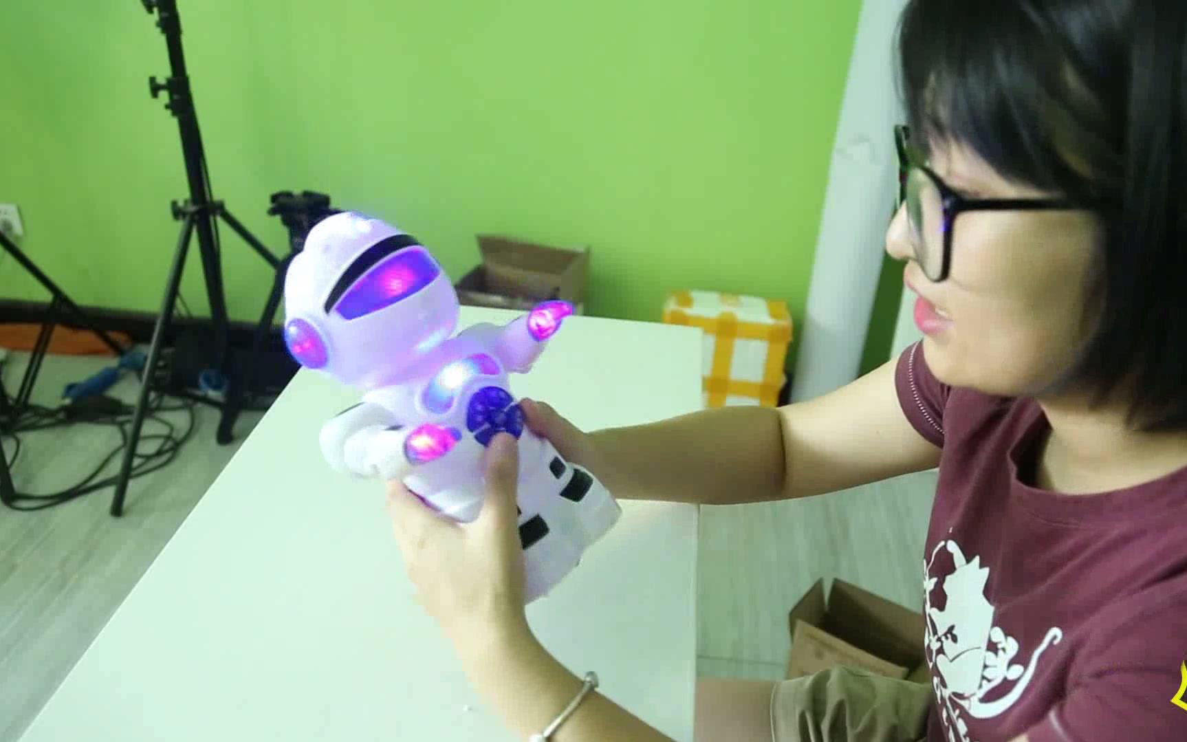 一款会唱歌、跳舞、说英语的机器人,12块钱就能买到,太值了!