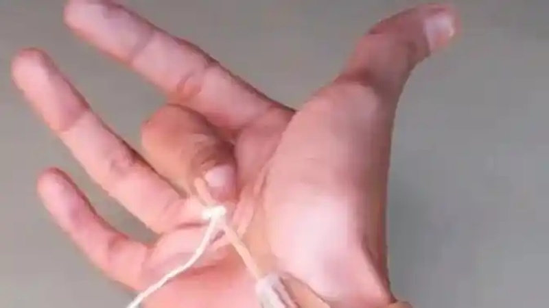 用水笔制作蜘蛛侠的发射器,嗖嗖,可以发射很远