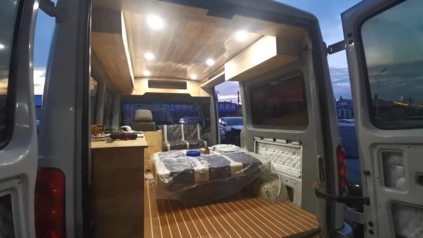 依维柯宝迪改房车,床柜已经安上,下一步,车尾厨房