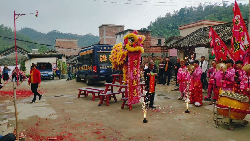 过年的舞狮表演一群年轻小伙子的表演大家喜欢吗?