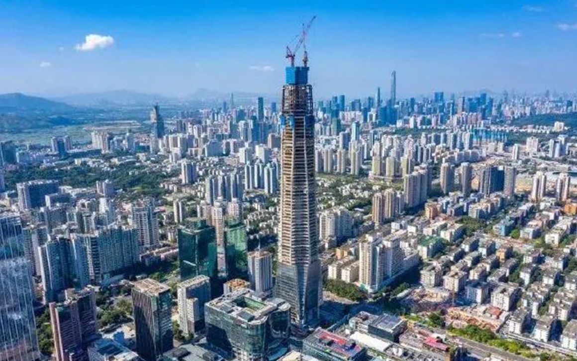 深圳在建第一高楼封顶!“空中造楼机”打造“移动建造工厂”