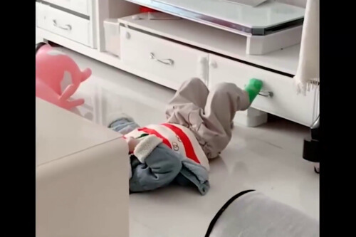 哥哥去上学,妹妹在家就是这个状态
