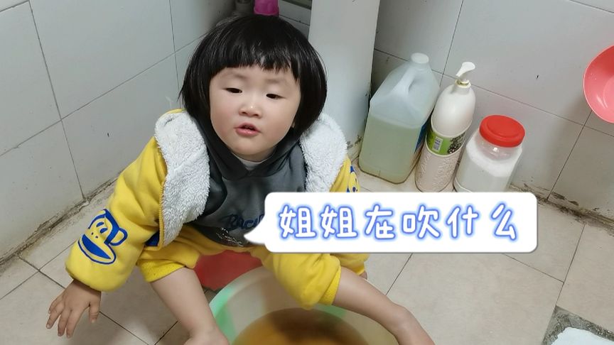 晚上给姐姐煮的艾草生姜泡脚,可喜欢泡了,把坛子也泡了个澡
