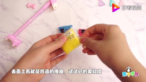 试玩可塑橡皮,泡泡热水后能飘落"雪花",加上水变雪结果怎样?