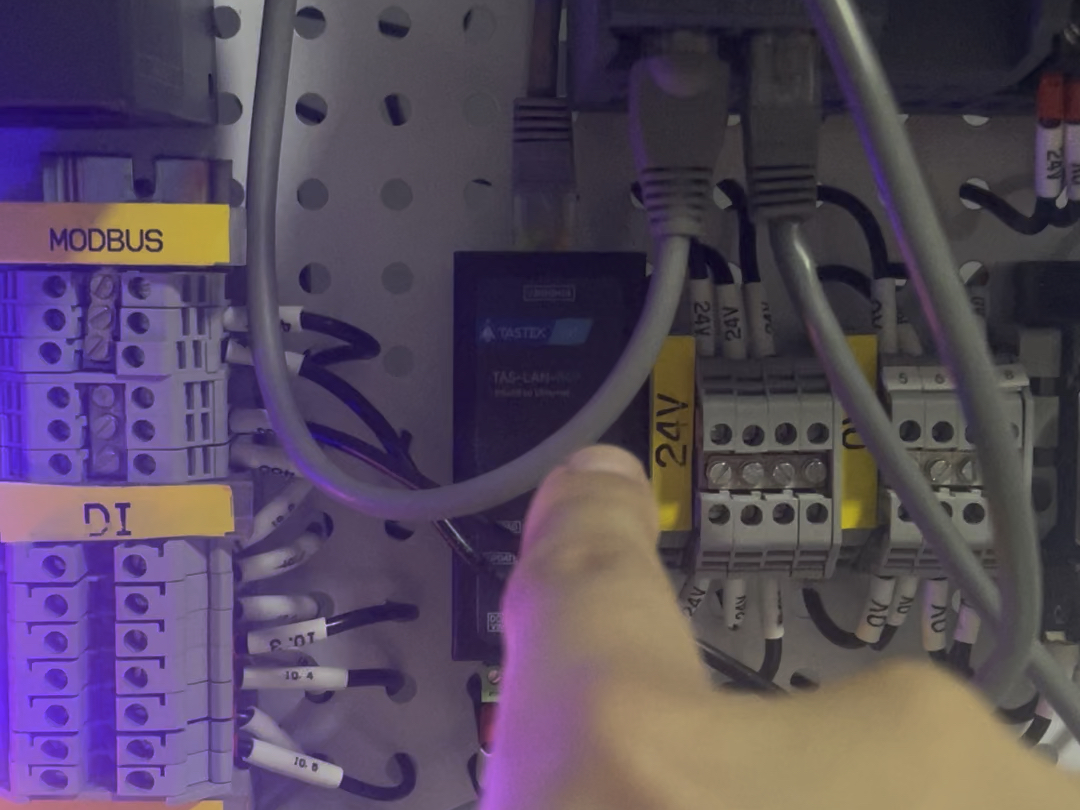 串口助手通过rtu转tcp模块网口控制200smart plc,这样我们plc没有串口...