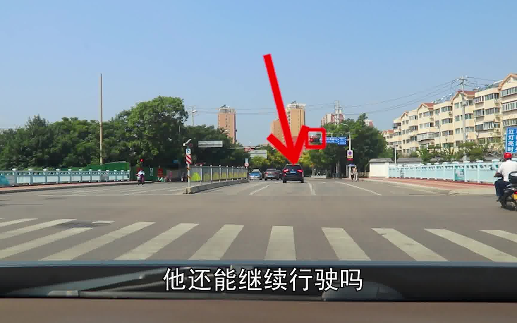 一套信号灯两条停止线,怎么过?凭经验就会闯红灯
