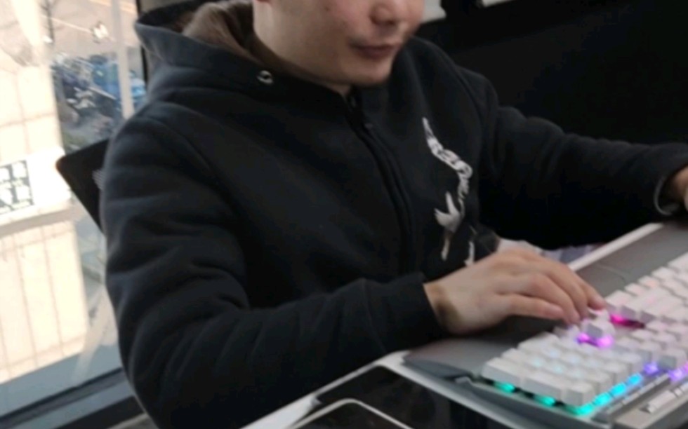 盲人产品经理每天用9个手机办公,他是如何区分9个不同的手机型号的呢