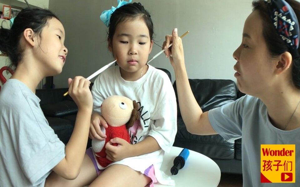 妈妈和孩子一起挑战挠痒痒!究竟能忍多久呢?