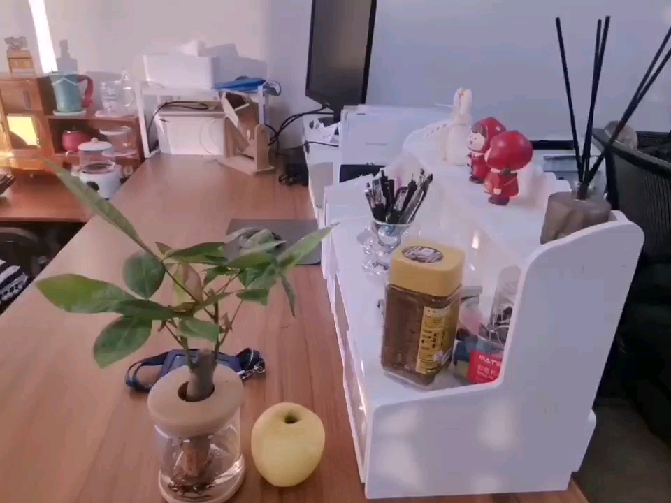 如何布置一下自己的办公桌,