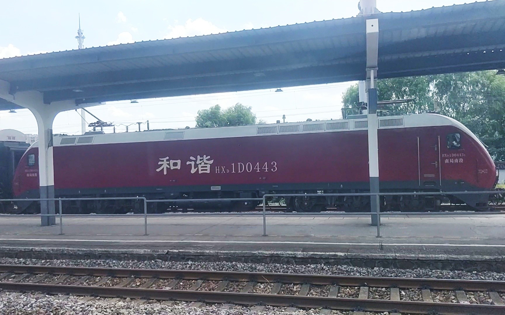 ...K352运转侧拍 围观K1371抵达松江站 本务南局南段HXD1D-0443 ...