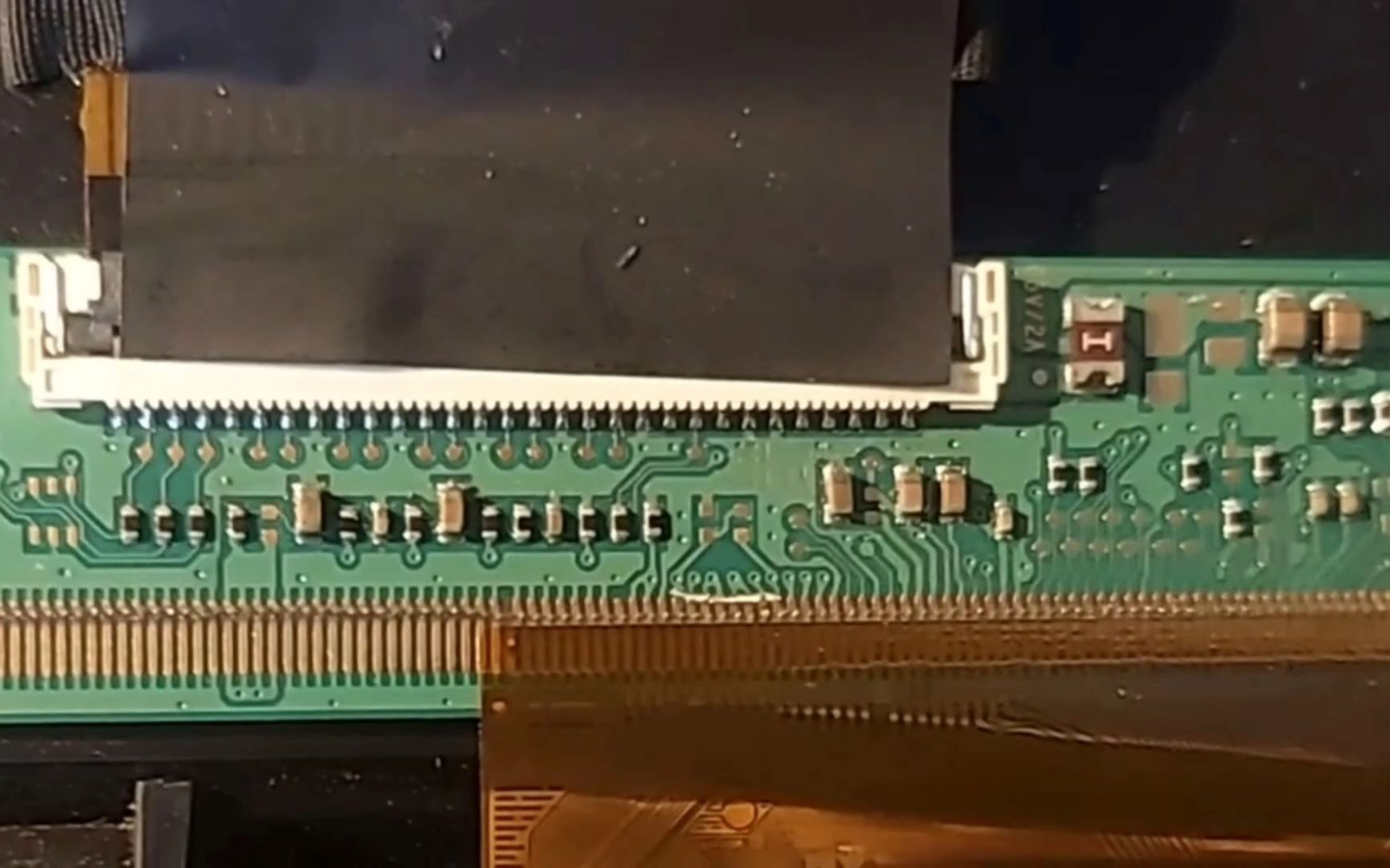 液晶电视背光亮黑屏怎么回事?教你一招,只需割几条线就能修好