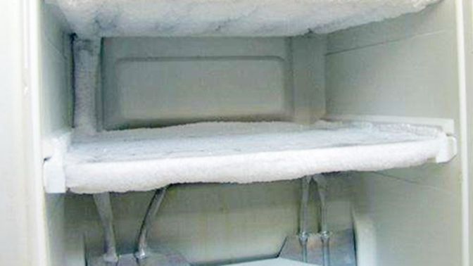 冰箱老是结霜又耗电,把这2个地方动一下,再也不结冰,还能省电