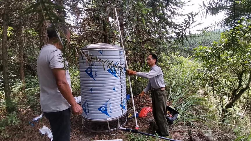 老付安装水塔,是这样来接水管的。 不知道好不好