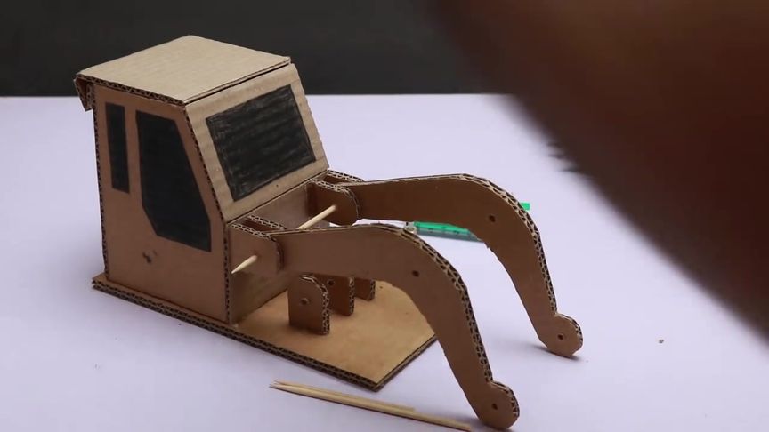 教你用硬纸板和注射器自制一台小型挖掘机