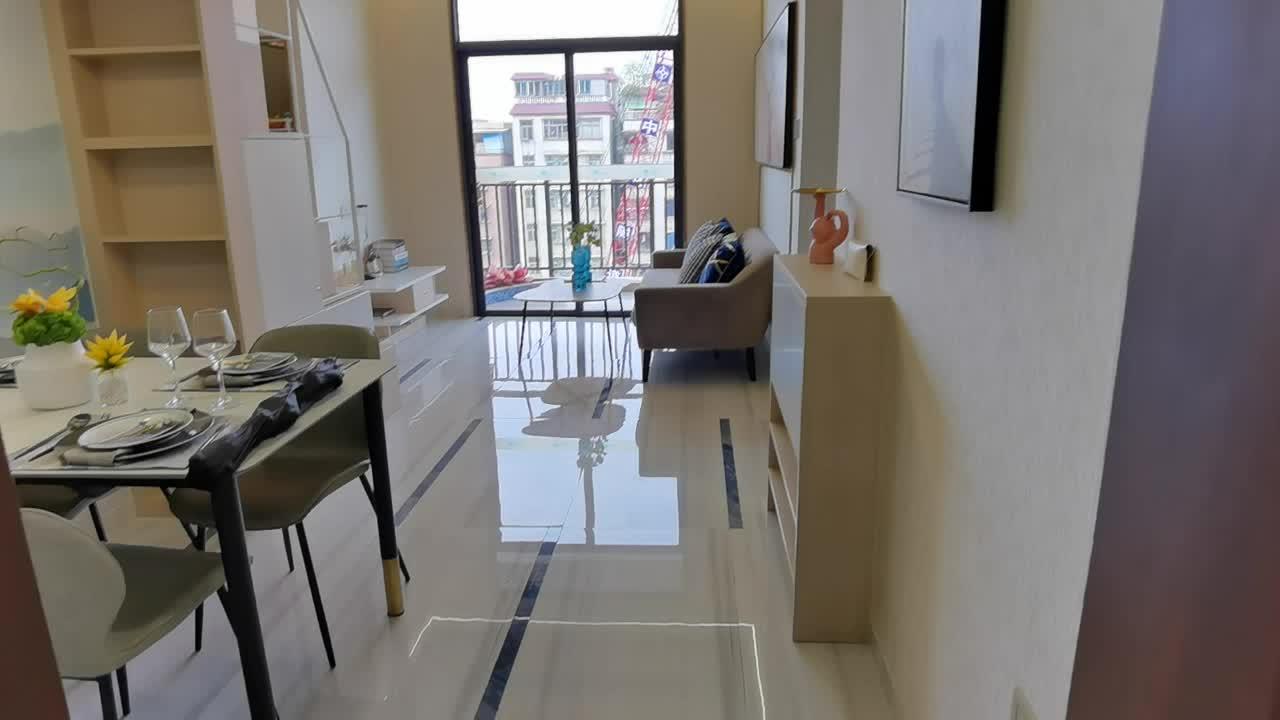 ...小面积房两厅,带精装修。适合刚需小年轻客户,或老人家养老自用。