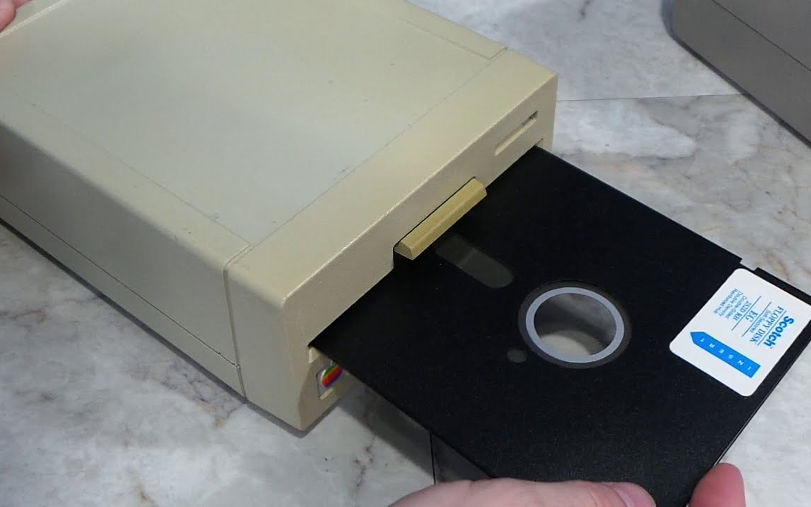 【8-Bit Guy】古董电脑的软驱和软盘是如何运作的?(Ep.130)