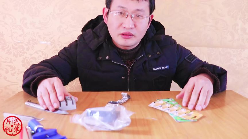 电子爱好者尧哥石英手表没电了，自己动手更换钮扣电池，节省25.0