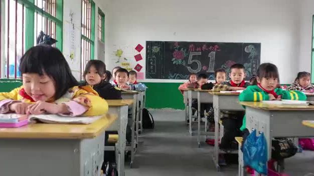 快乐公益4月向攸县群新小学捐赠爱心校服、书包及文体用品