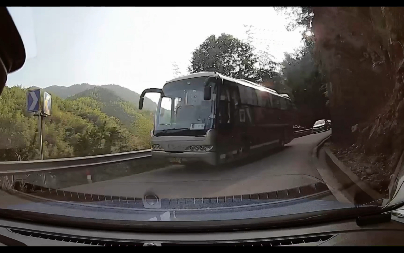 ...操作 最终还是撞车了 上汽 荣威 i5 SAIC MG5 2020 1.5L MT 180DVVT