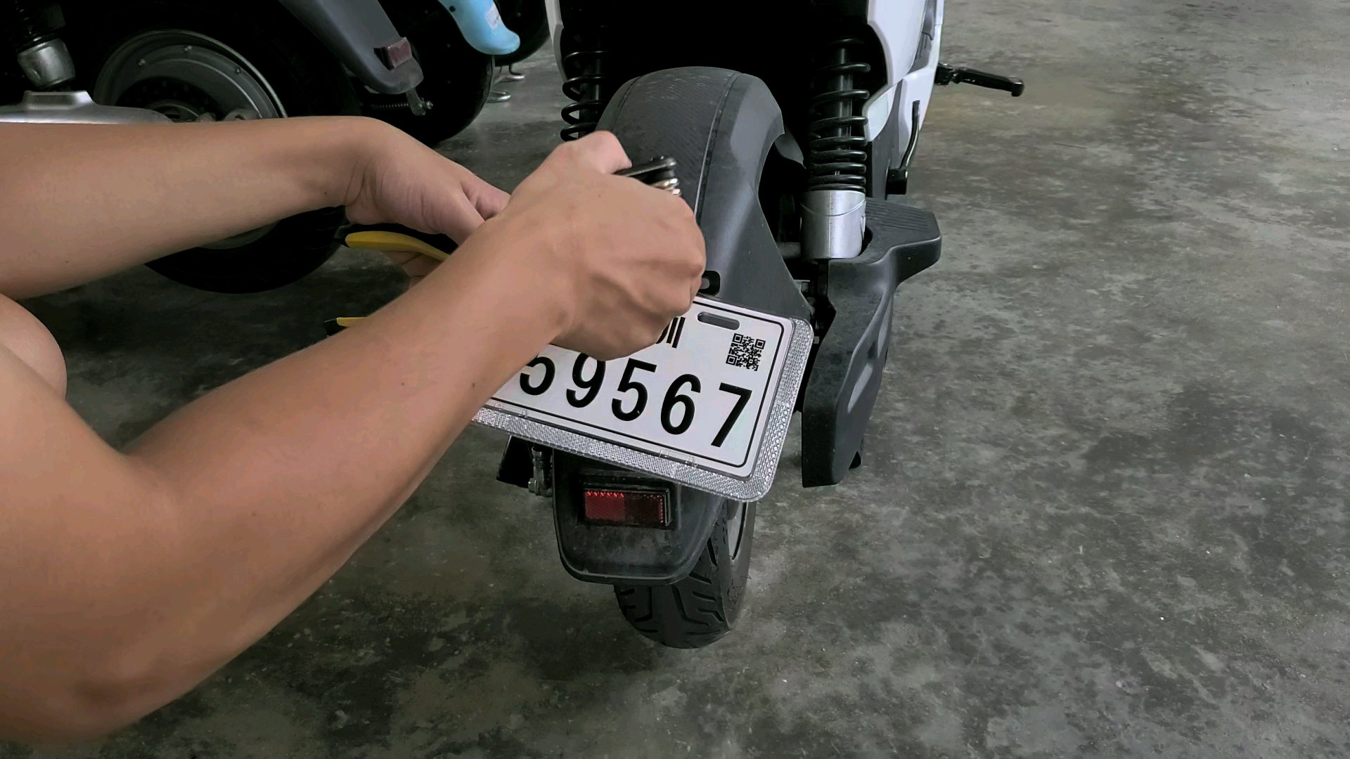 「傻狗日常」台铃超能玩家,装个电动车牌。报告!编号*9567