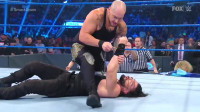WWE:罗门伦斯差点再次被喂狗粮,乌索兄弟帅气回归,祭出双人超级踢!