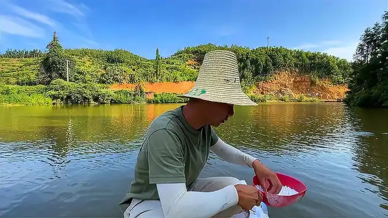 鱼塘养鱼第88天,养殖到了中后期需勤改底,看看小伙做的对不对