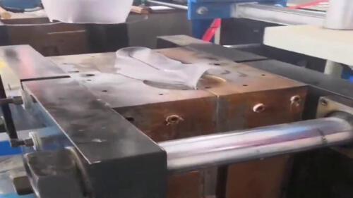 这个机械真是神奇,只要这么一进一出,就制作出来一件模具!