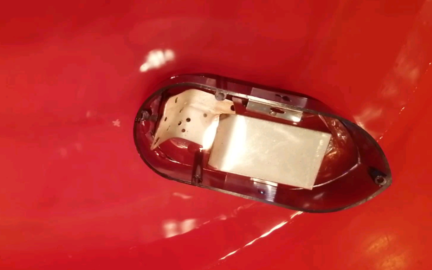 真蒸汽机动力,简易蒸汽小船靠烧蜡烛蒸汽动力前进。