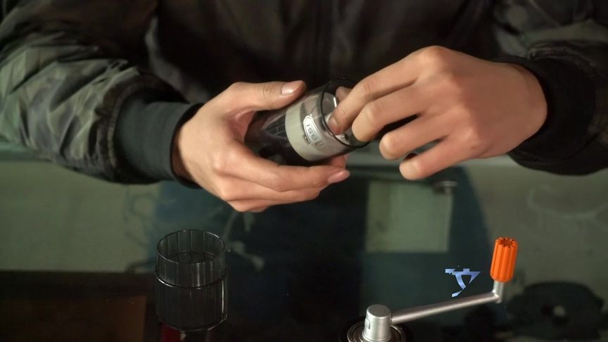用手摇磨豆机磨咖啡豆,越磨越停不下来