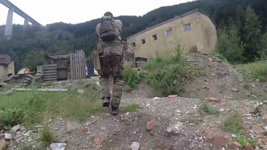 老外的真人cs太逼真了!地下狙击手!地图就是现实场景!