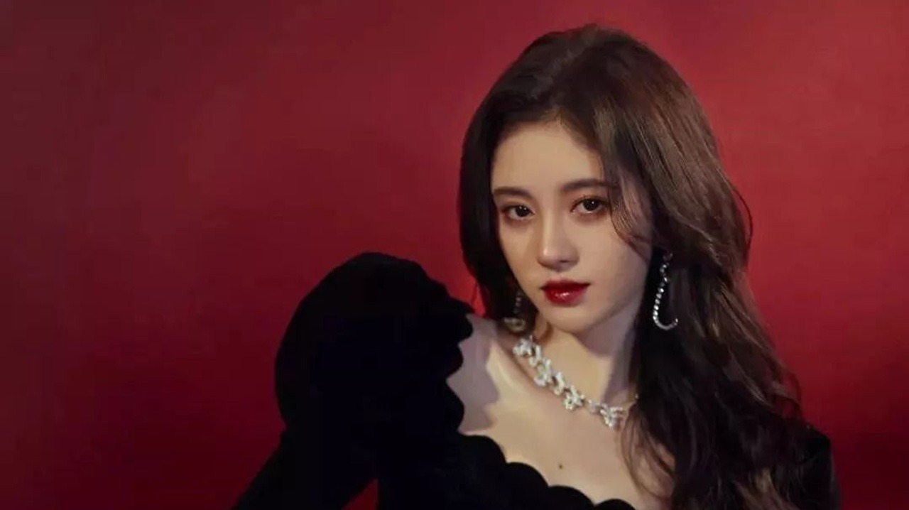 鞠婧祎发际线画了两指宽,摆拍永远45度角露侧脸遮颧骨