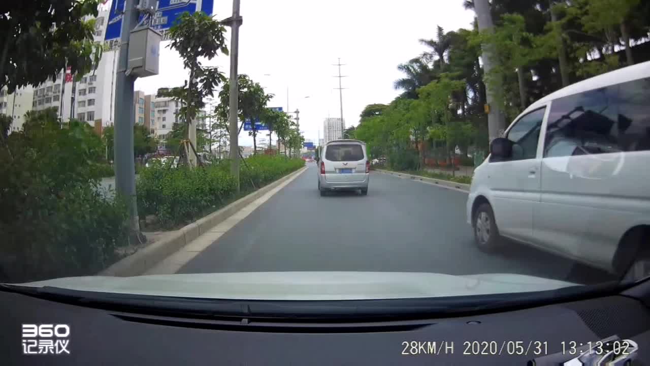 雷凌的预碰撞预警主动刹车起了作用,前车突然刹车自己也跟车太近,...