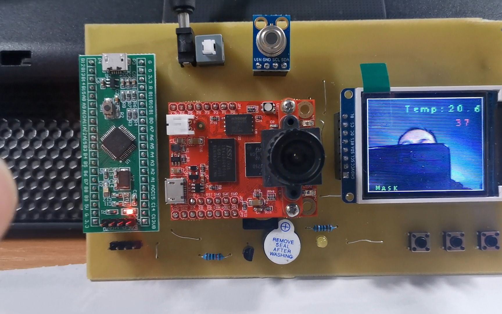 085---基于OpenMv口罩识别无线测温STM32设计