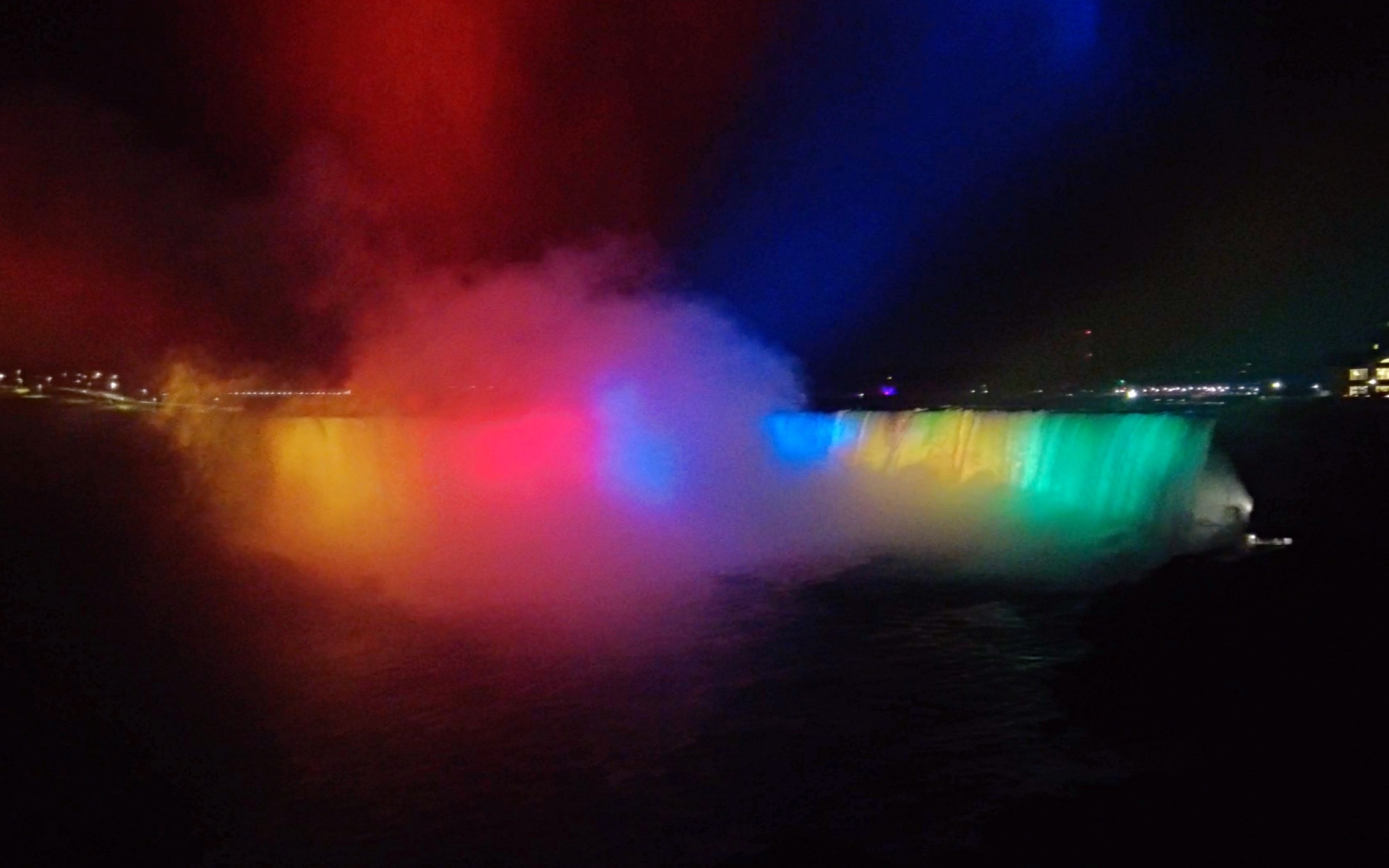 晚上的尼亚加拉大瀑布,来多伦多玩记得带上你心爱的人一起去