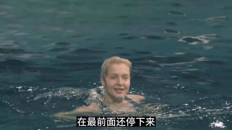 遇突如其来的海啸袭击,与海啸一起肆虐而来的,是一条生猛的巨鲨!这下...